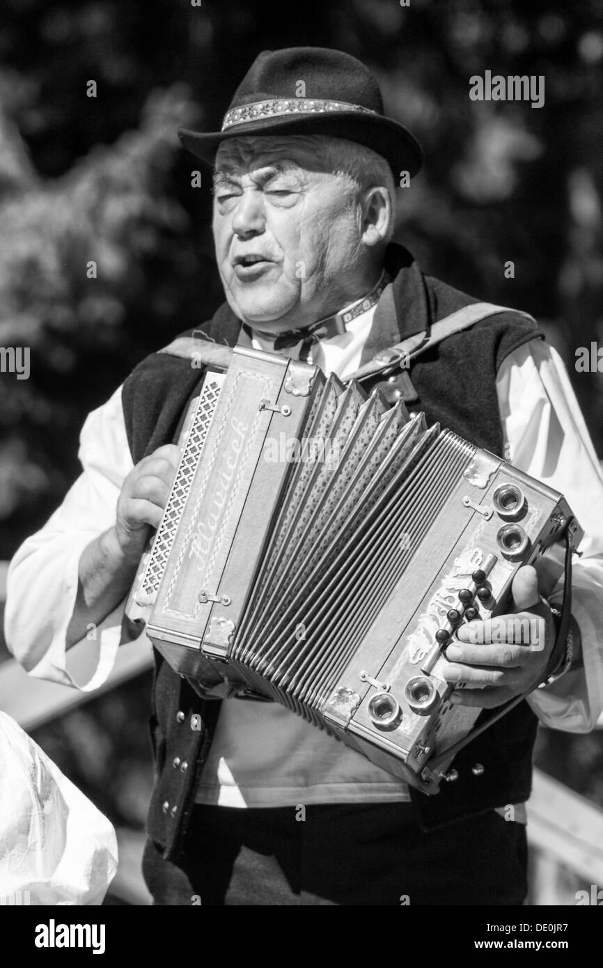 Musik auf akkordeon spielen Schwarzweiß-Stockfotos und -bilder - Alamy