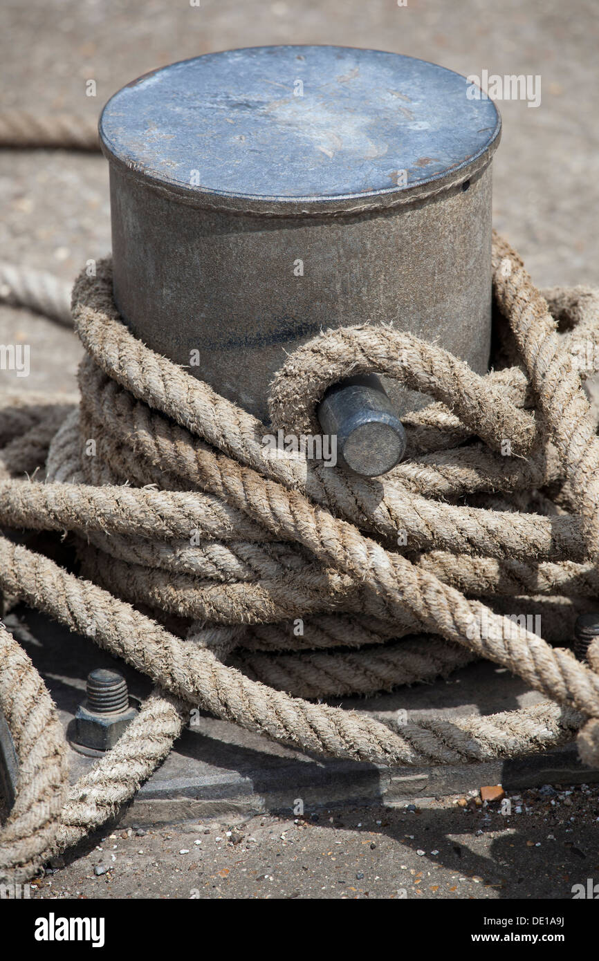 Capstan and rope -Fotos und -Bildmaterial in hoher Auflösung – Alamy