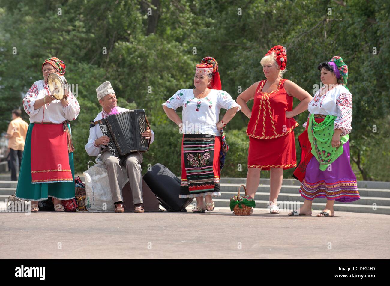 Nationale russische tracht -Fotos und -Bildmaterial in hoher Auflösung ...