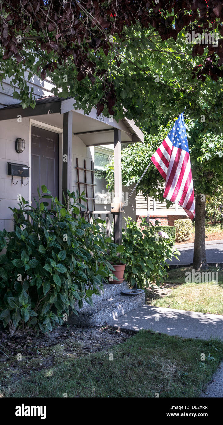 Veranda & Eingang zum bescheidenen lackierten Schindeln amerikanisches ...