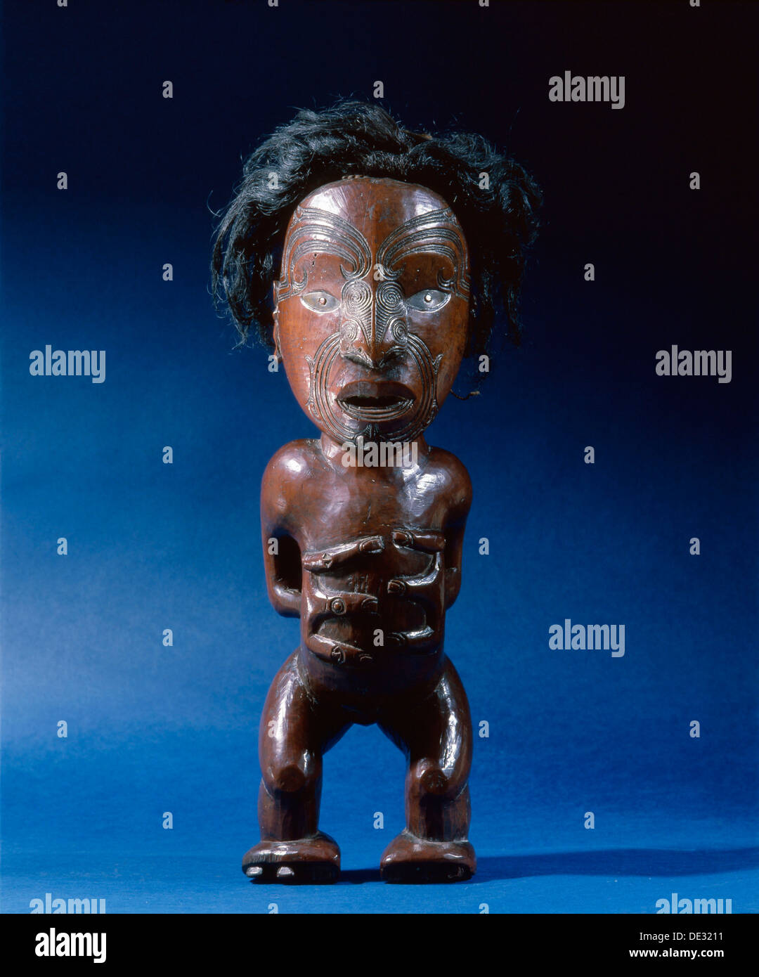 Geschnitzte hölzerne Menschenfigur mit Intarsien aus Metall Augen und ...