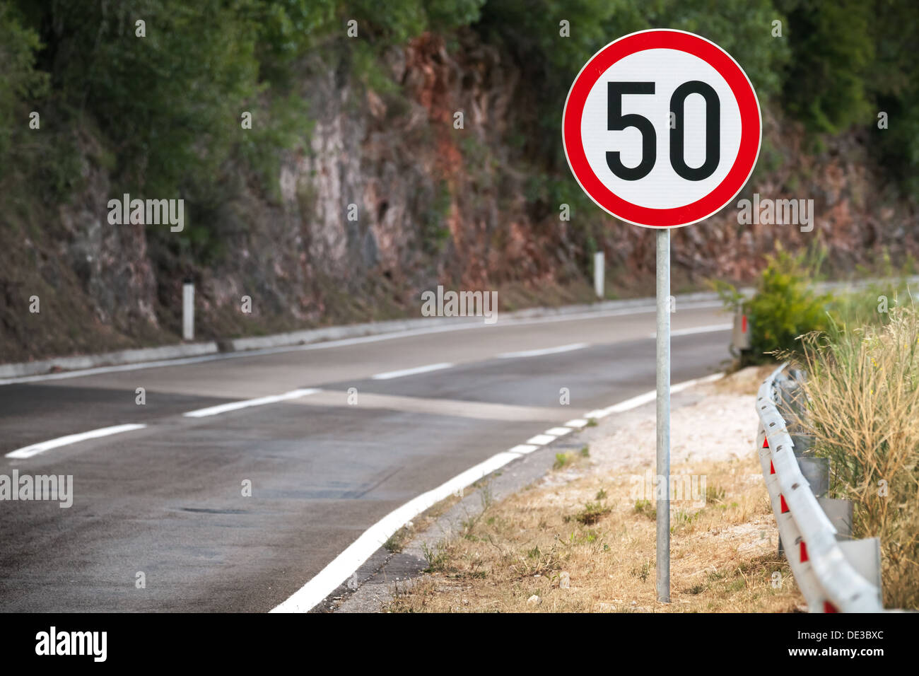 Speed limit signal -Fotos und -Bildmaterial in hoher Auflösung – Alamy