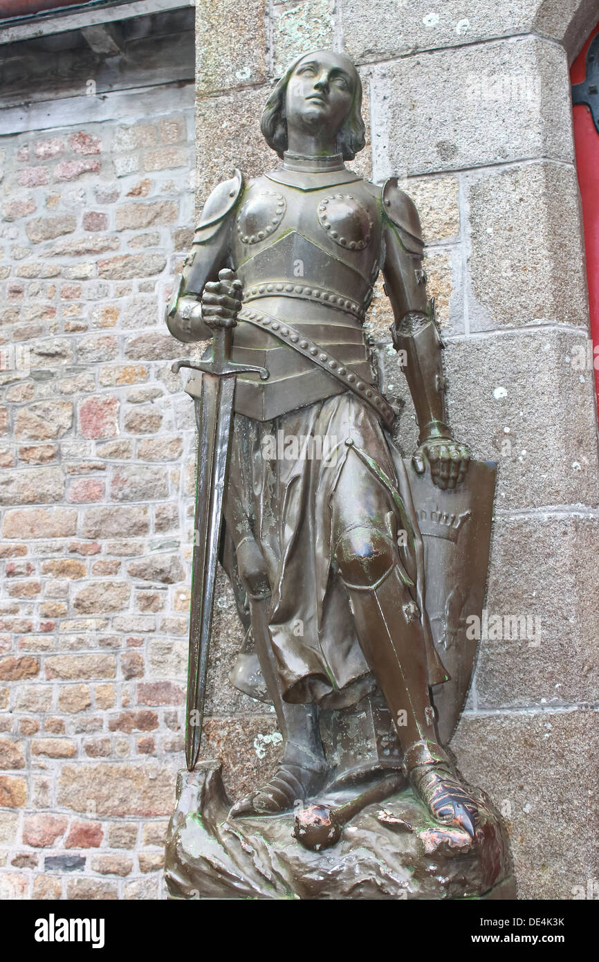 Statue von Jeanne d ' Arc in der Abtei von Mont Saint Michel. Normandie, Frankreich ...