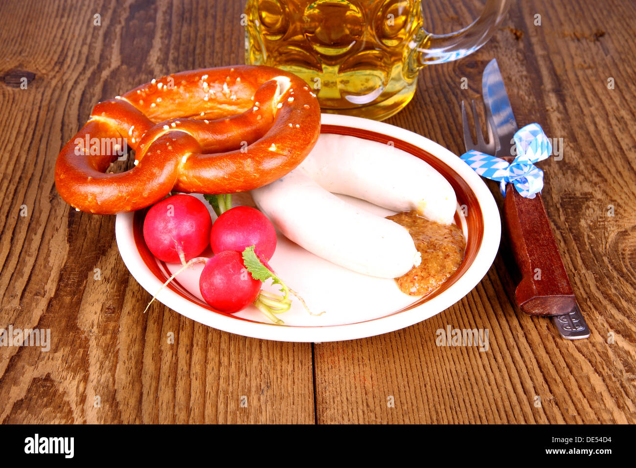 Weißwurst, Brezel, Rettich mit Senf und Bier, vertikale Stockfotografie ...