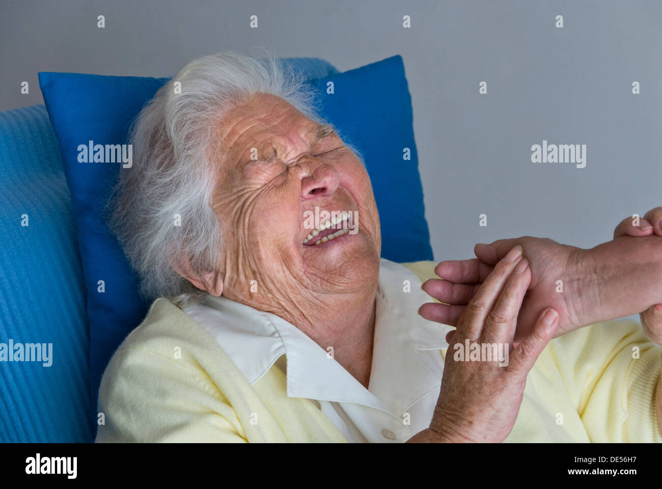 Alte ältere glücklich lachende ältere Dame Frau hält beruhigende Hand ...