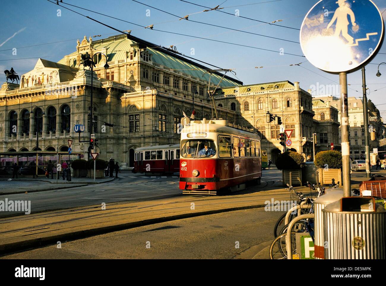 Front opera house -Fotos und -Bildmaterial in hoher Auflösung – Alamy