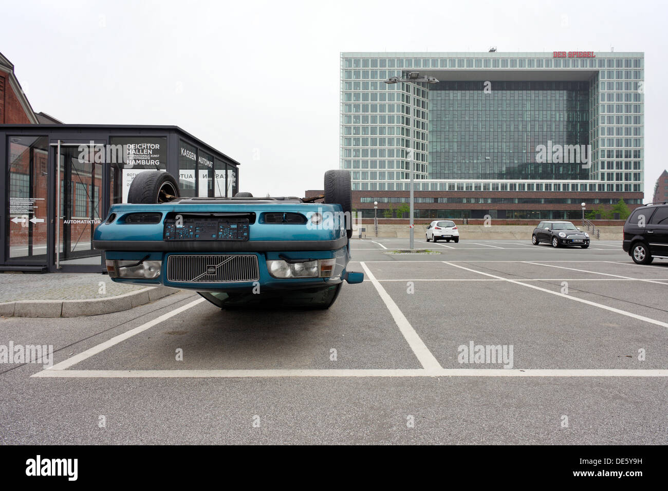 Hamburg, Deutschland, ein Auto ist ein Parkplatz auf dem Dach ...