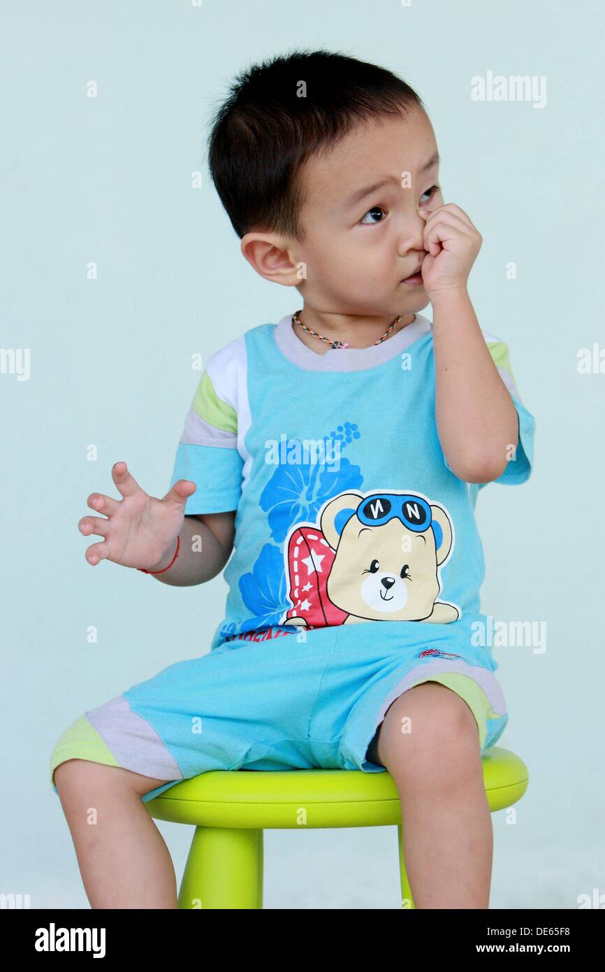 Junge hat ein steifer Stockfotos und -bilder Kaufen - Alamy