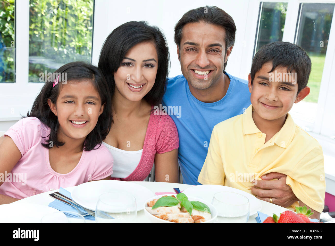 Einer attraktiven glücklich und lächelnd asiatischen indischen Familie ... Einer attraktiven glücklich und lächelnd asiatischen indischen Familie ...