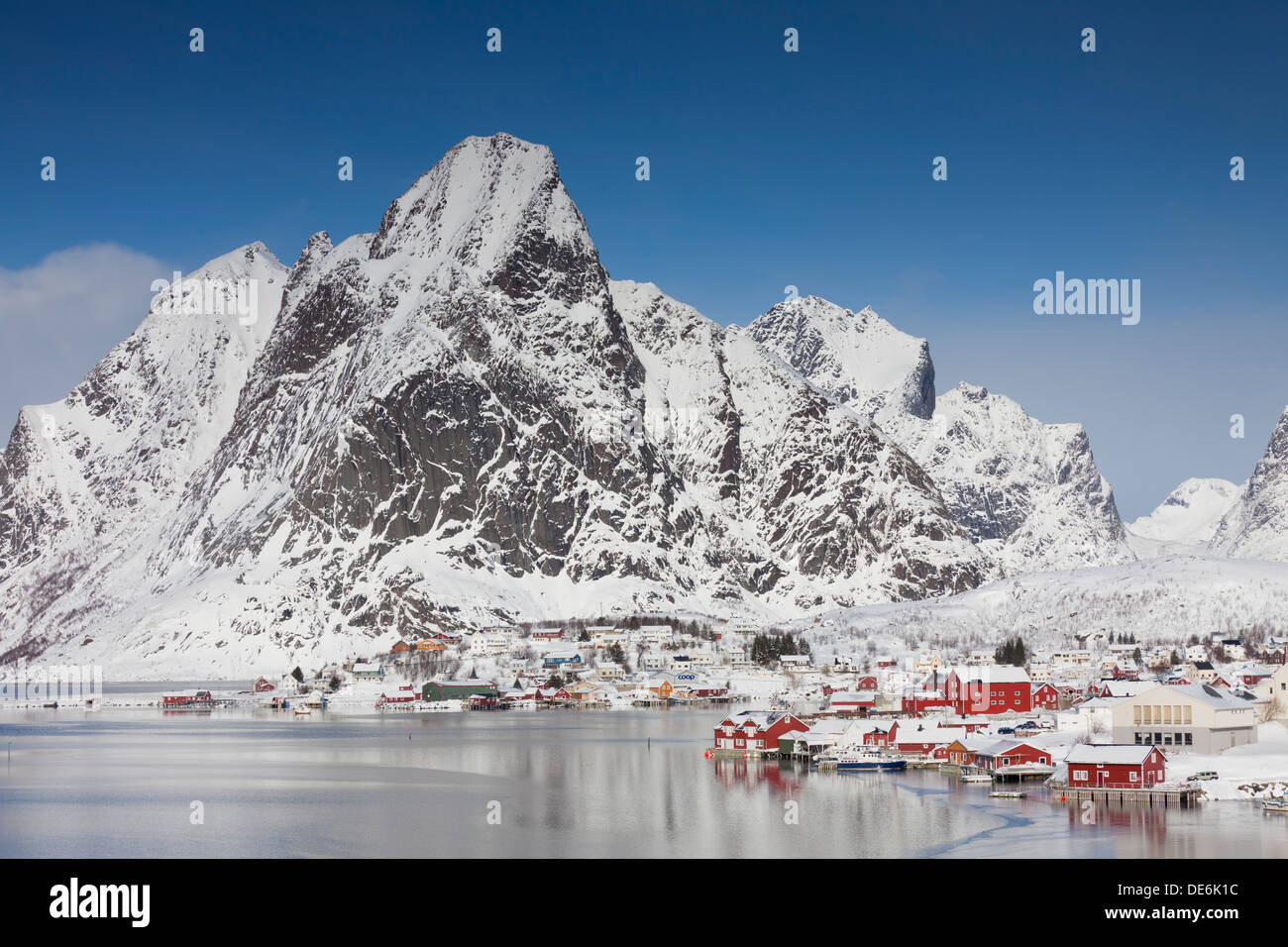 Robur Ferienhäuser im Fischerdorf Reine im Schnee im Winter, Moskenes ...