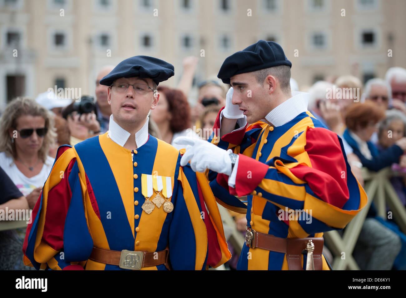Vatikan schweizer wachen -Fotos und -Bildmaterial in hoher Auflösung ...
