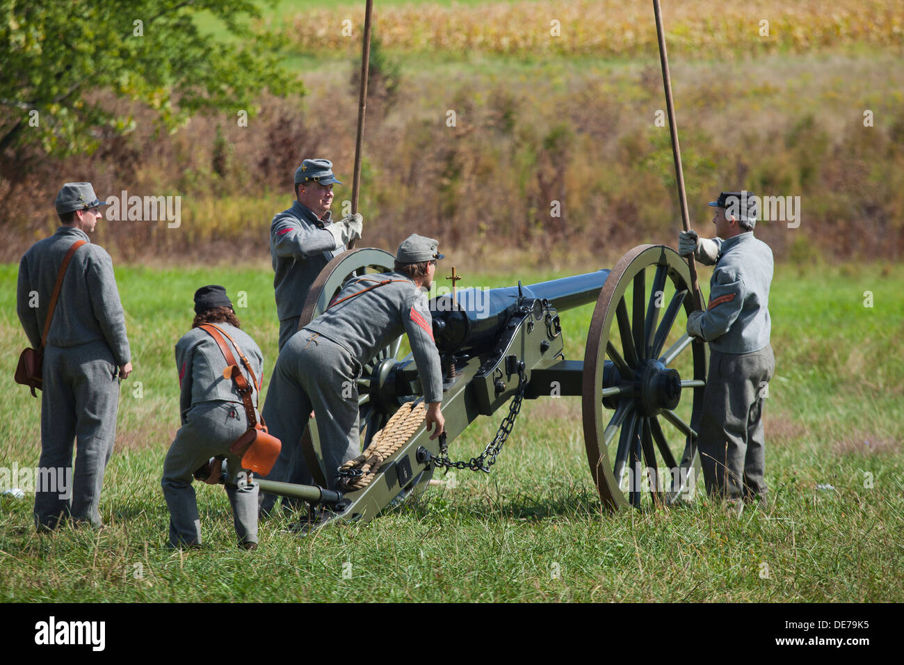 Civil war reenactment soldiers resting -Fotos und -Bildmaterial in ...