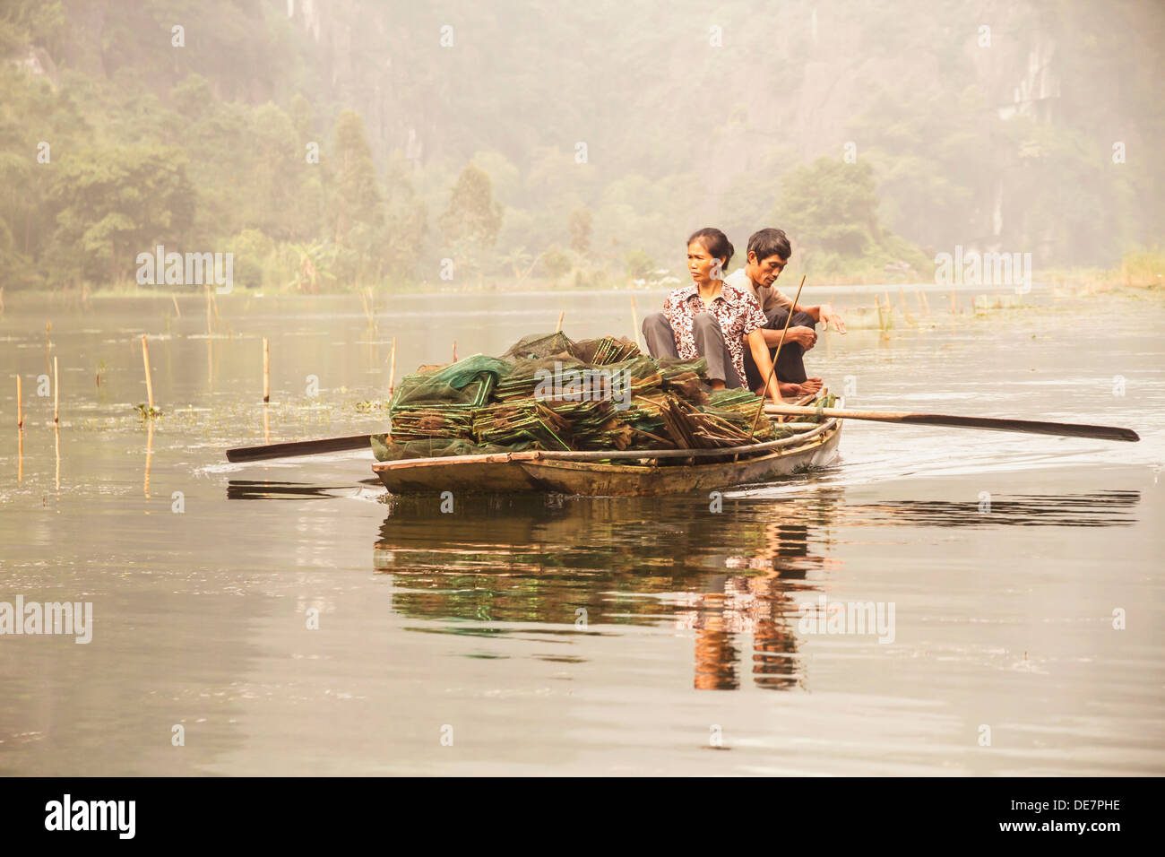 Bauern ruderboot bei tam coc bich dong -Fotos und -Bildmaterial in ...