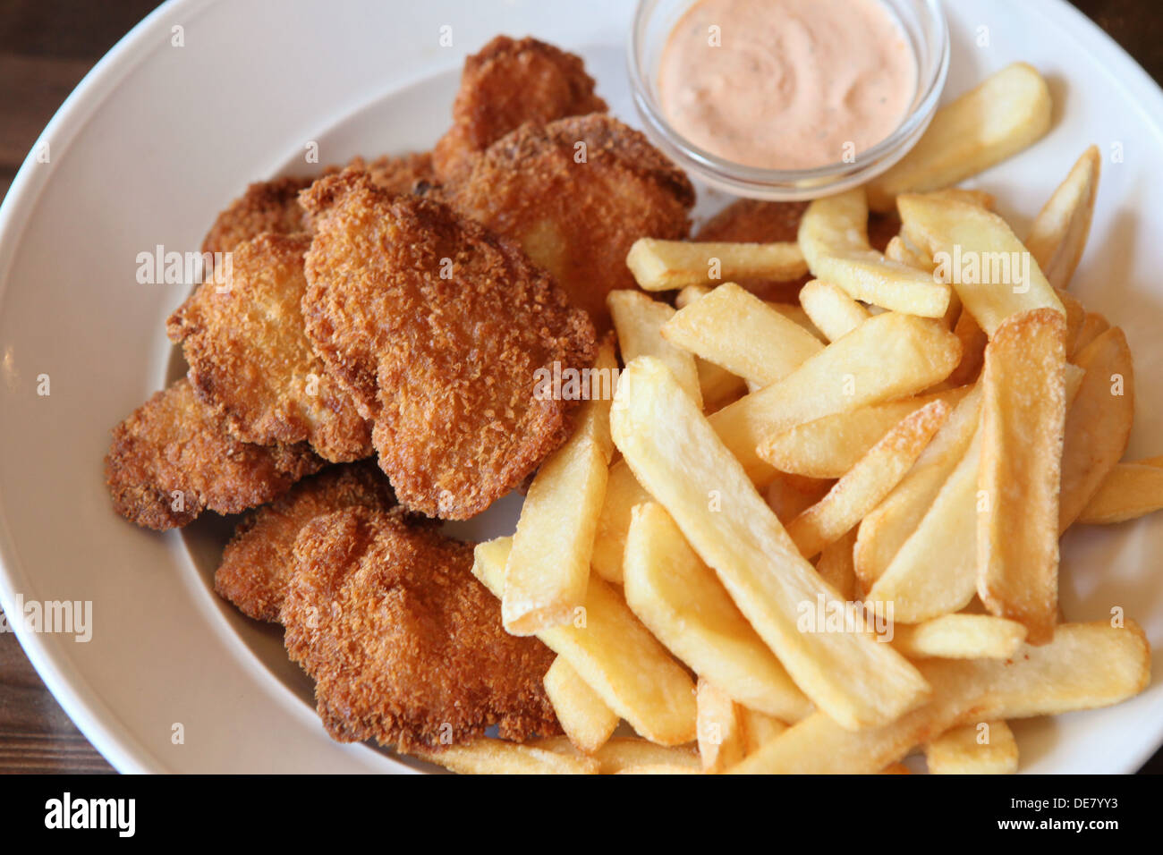 Gebratenes hähnchen und pommes -Fotos und -Bildmaterial in hoher ...