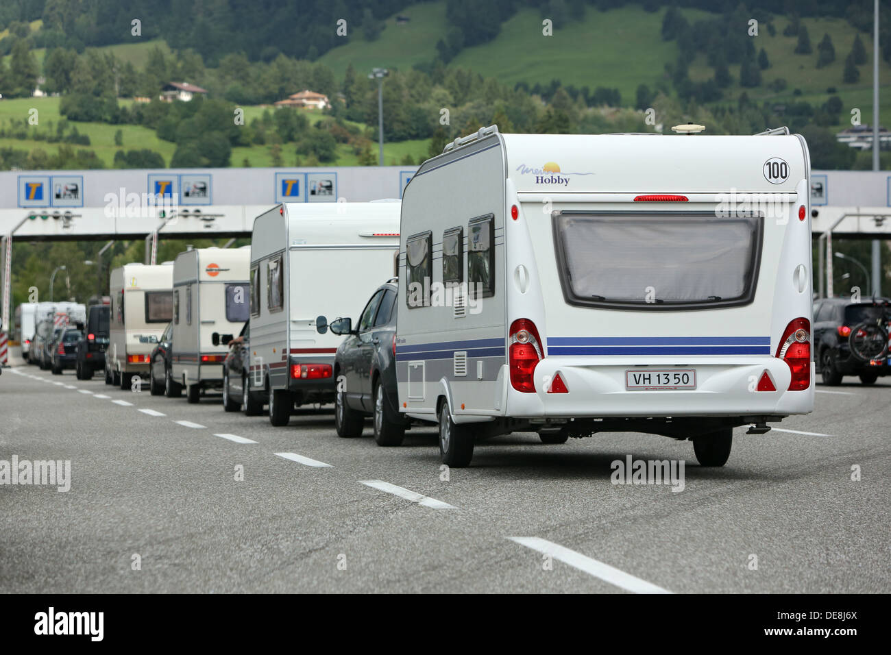 Sterzing, Italien, Auto mit Wohnwagen an der Mautstelle Stockfotografie ...