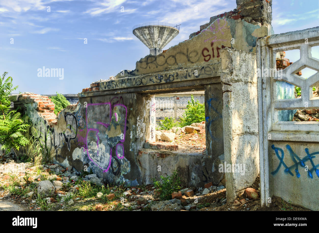 Collapsed brick wall -Fotos und -Bildmaterial in hoher Auflösung – Alamy