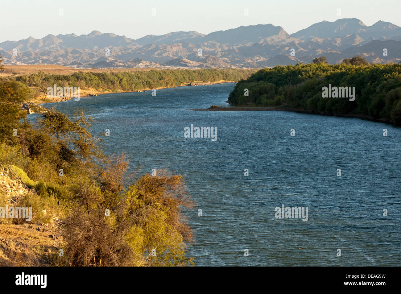 Der Orange River, auch Oranje oder Gariep River in Sendelingsdrif ...