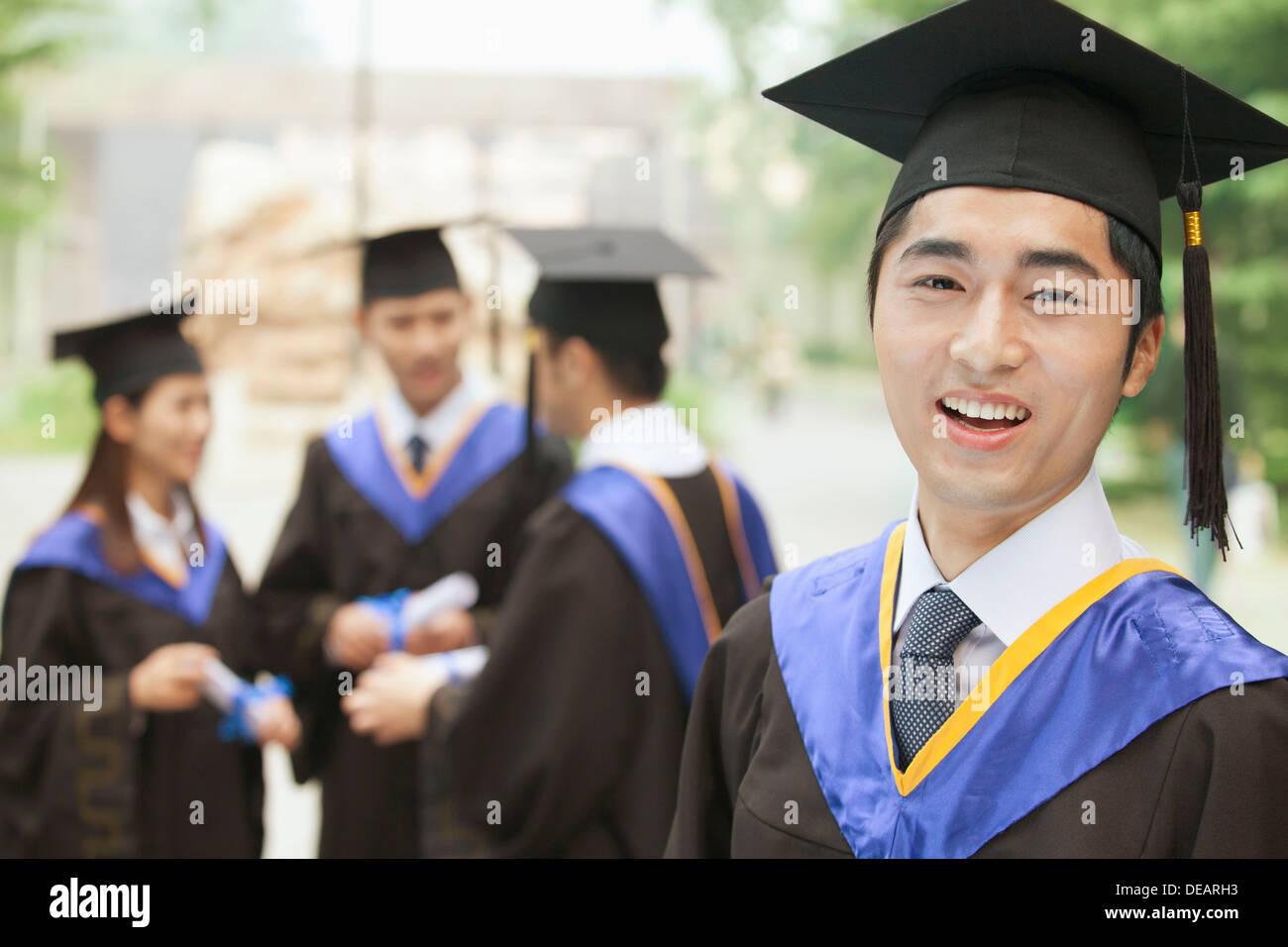 Männlich-Young-Universität Absolvent, Close - Up Portrait ...