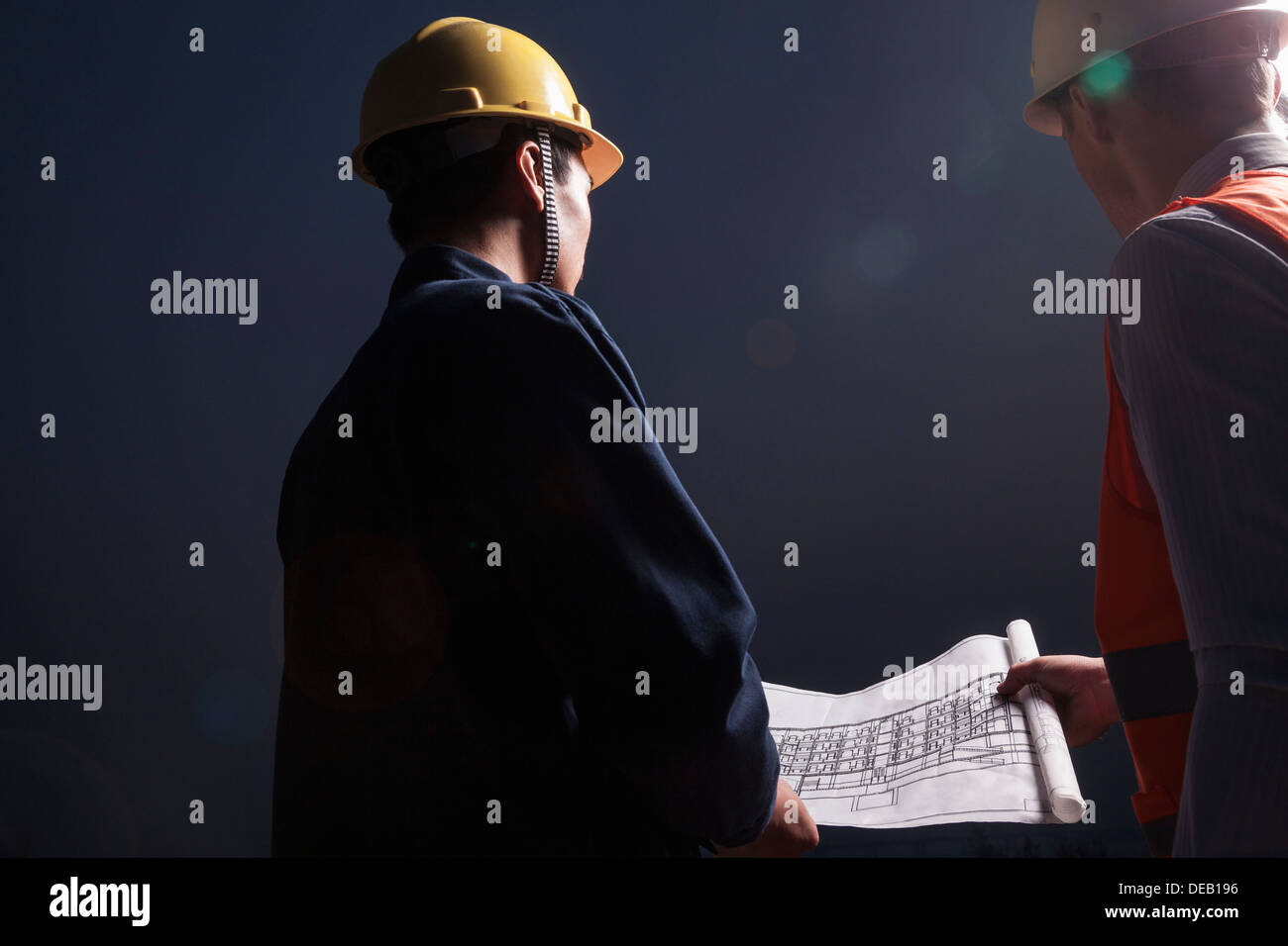 Zwei junge männliche Ingenieure in Streetware blickte auf eine ...