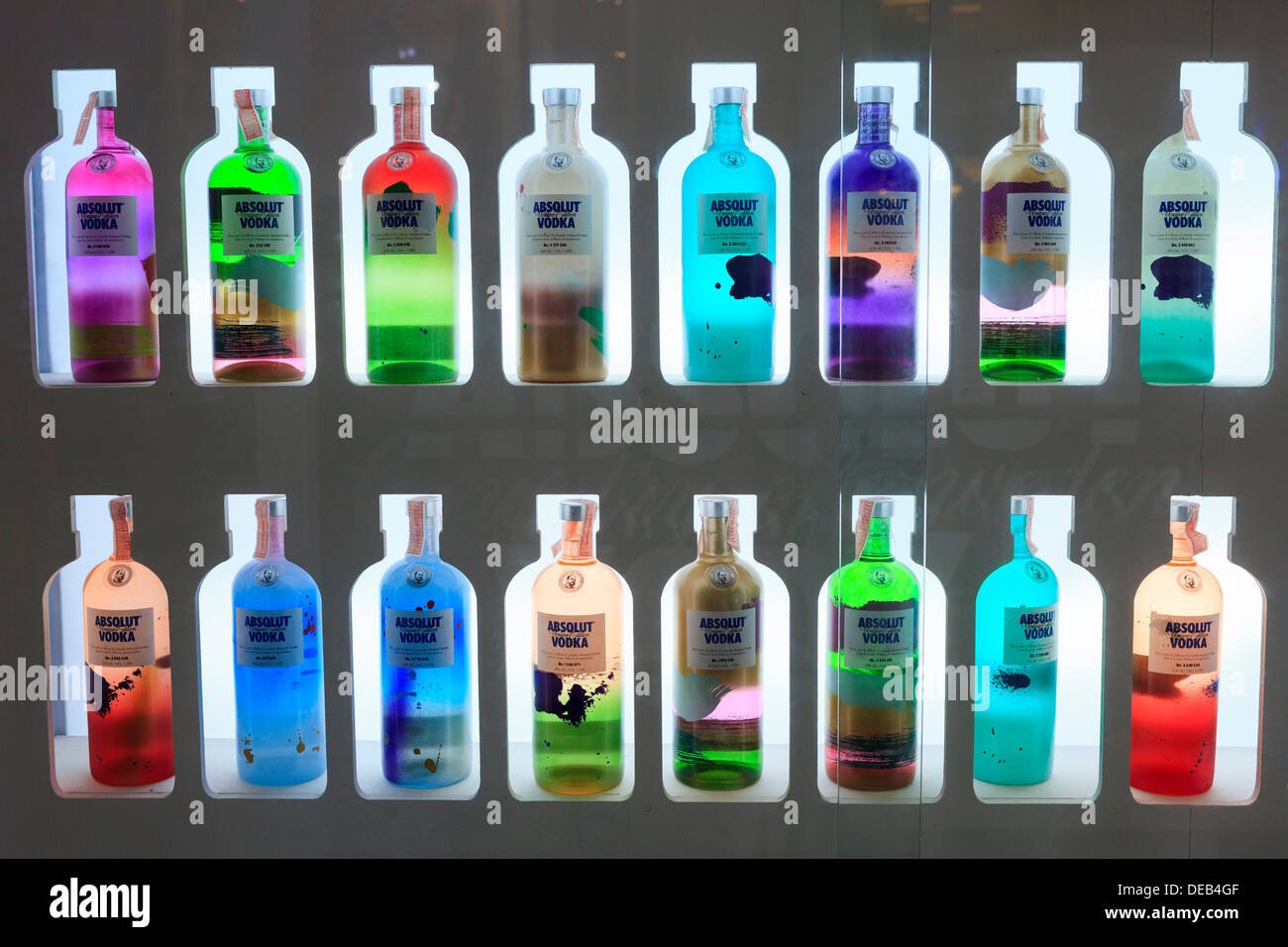 Bunte wodkaflaschen -Fotos und -Bildmaterial in hoher Auflösung – Alamy