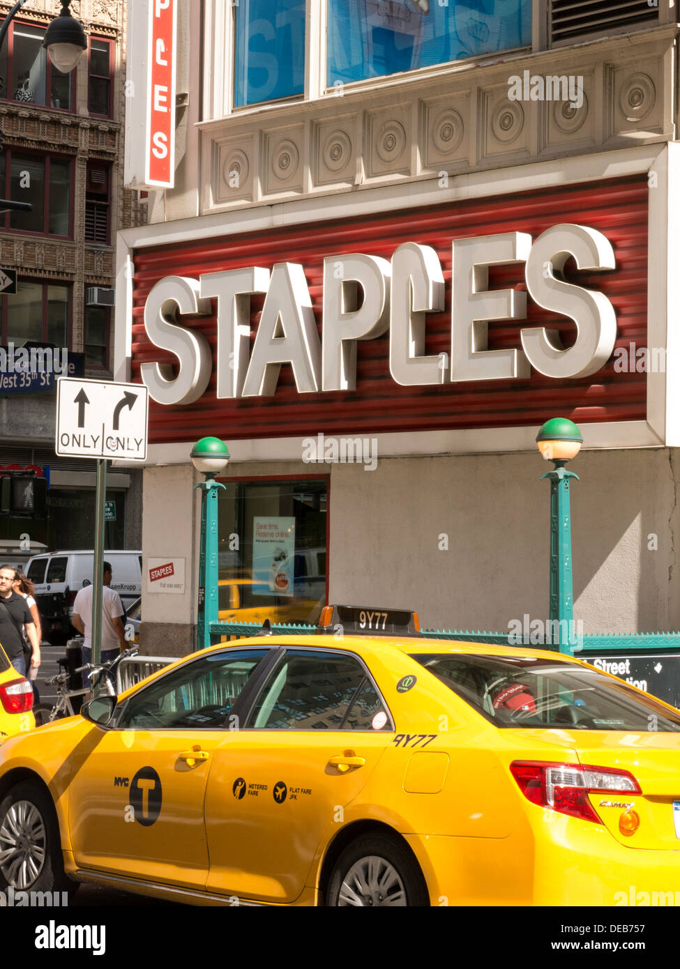 Staples sign -Fotos und -Bildmaterial in hoher Auflösung – Alamy