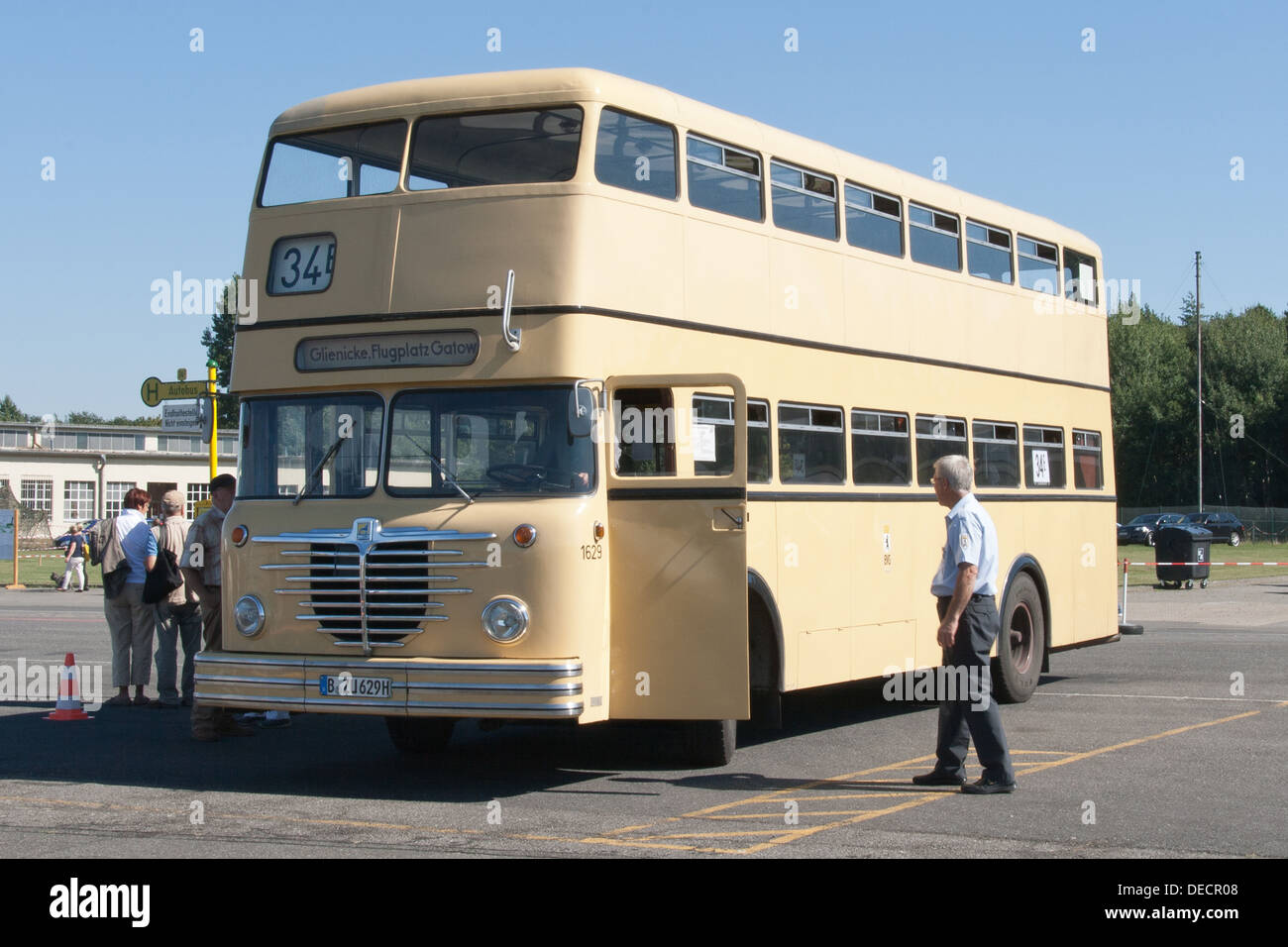 Ein Vintage-Doppeldecker-Bus in Berlin Stockfotografie - Alamy