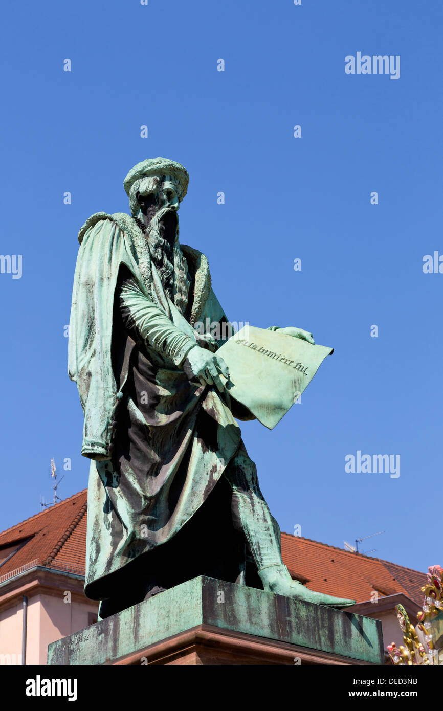 Statue of gutenberg on place gutenberg strasbourg Stockfotos und -bilder Kaufen - Alamy