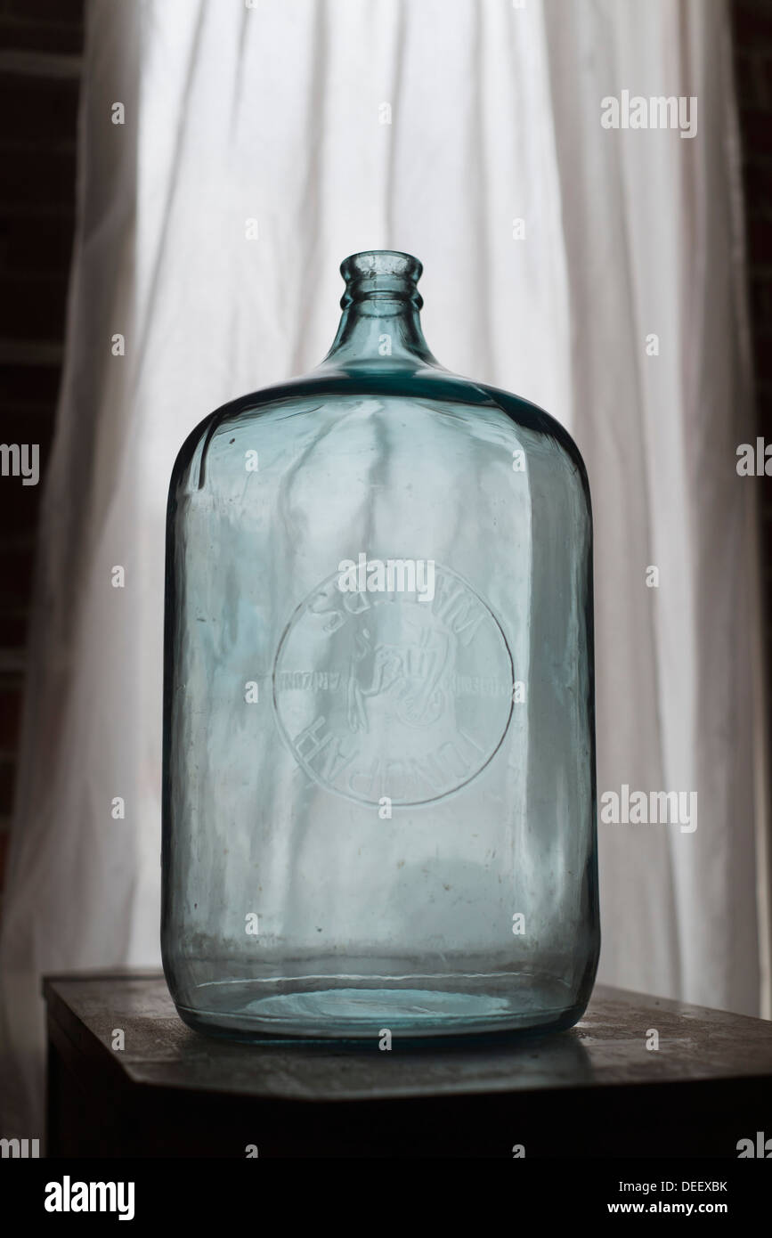 Wasser gallone glas -Fotos und -Bildmaterial in hoher Auflösung – Alamy