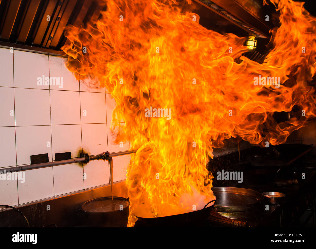 Feuer Gas brennen ist auf eisernen Pfanne rühren Feuer sehr heiß kochen ...