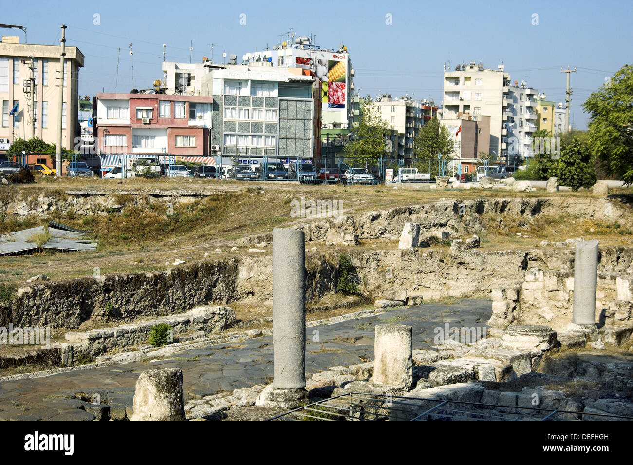 Ausgrabungen einer alten Straße von Tarsus in der modernen Stadt von ...