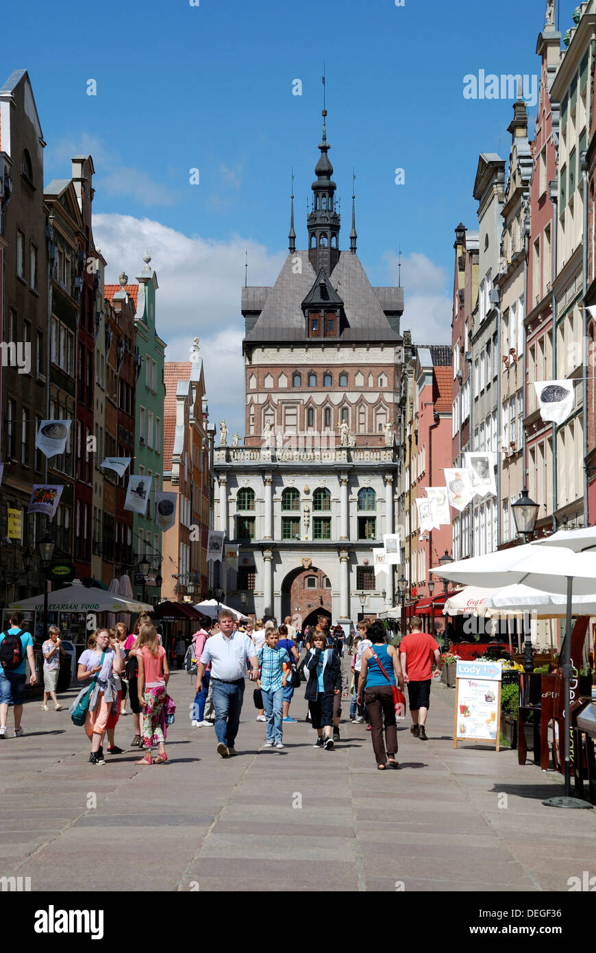 Historische Altstadt von Danzig mit dem Goldenen Tor in der langen ...