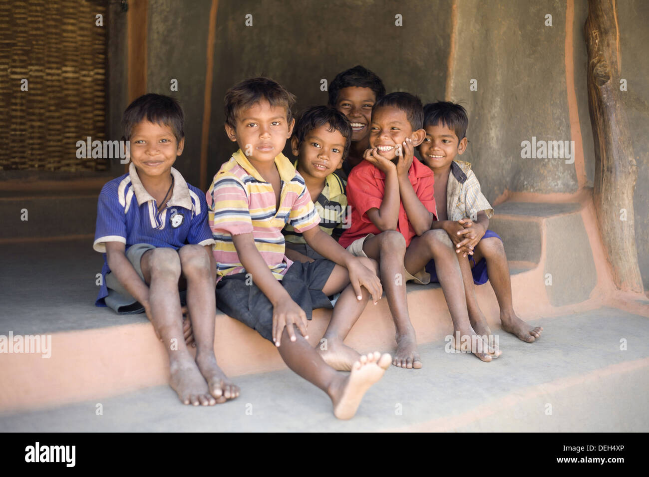 Stammes kinder mädschen -Fotos und -Bildmaterial in hoher Auflösung – Alamy