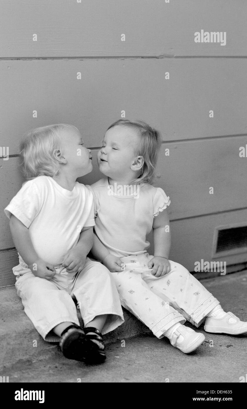 Kinder junge mädchen kuss Schwarzweiß-Stockfotos und -bilder - Alamy