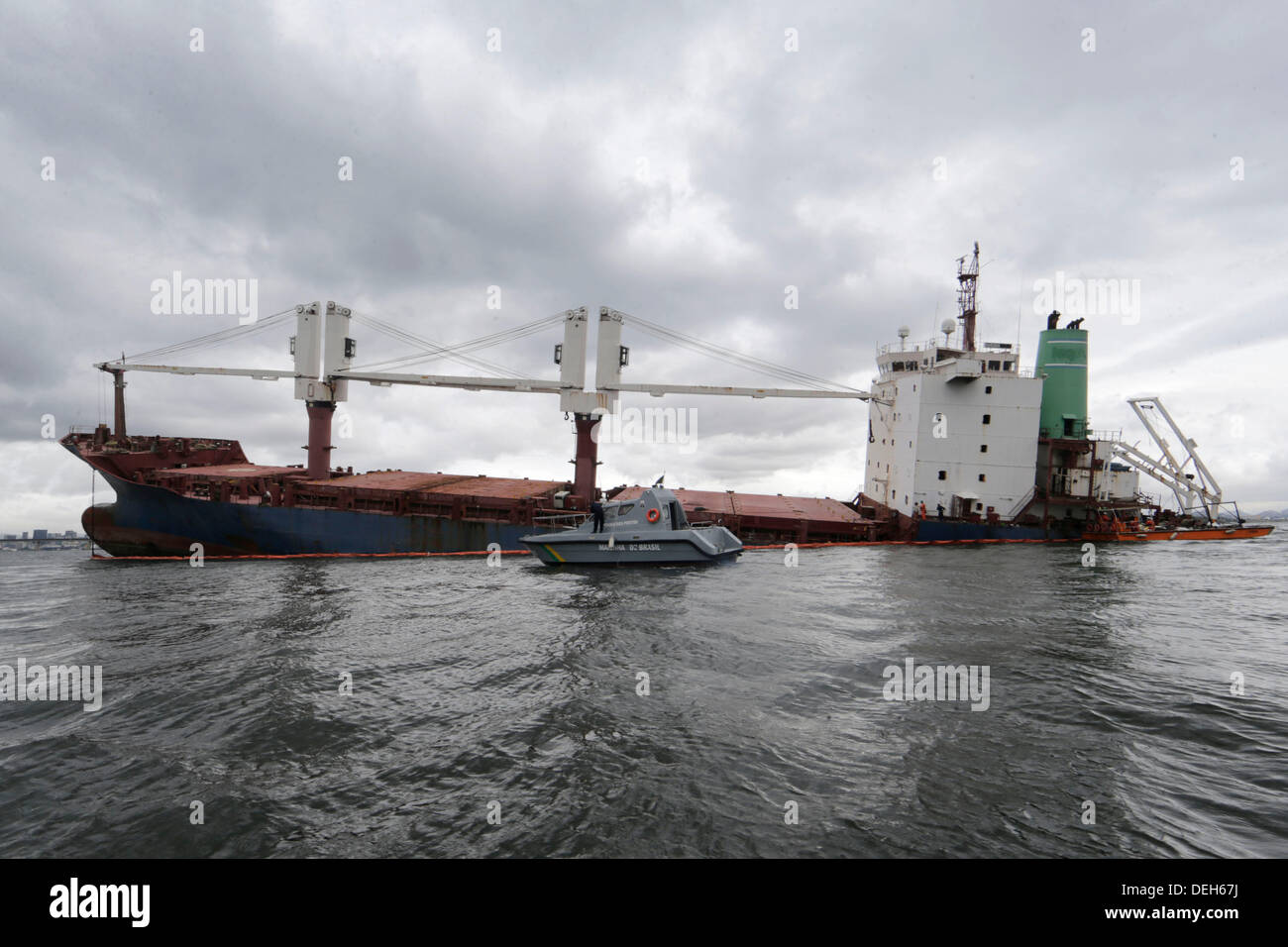 Sinking freighter -Fotos und -Bildmaterial in hoher Auflösung - Seite 2 ...