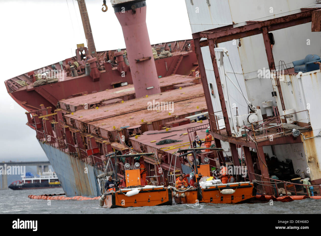 Sinking freighter -Fotos und -Bildmaterial in hoher Auflösung - Seite 2 ...
