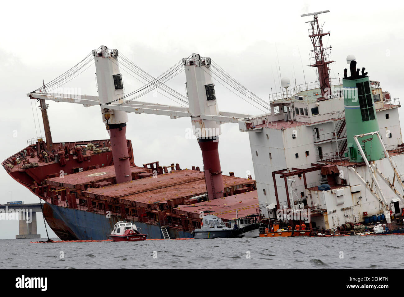 Sinking freighter -Fotos und -Bildmaterial in hoher Auflösung - Seite 2 ...