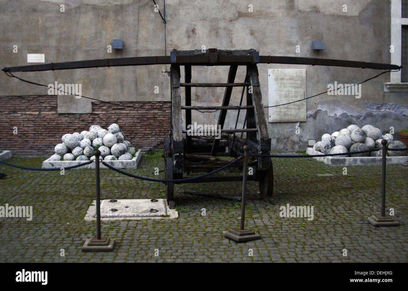 Italien. Rom. Katapult und Munition. Die Engelsburg Stockfotografie - Alamy