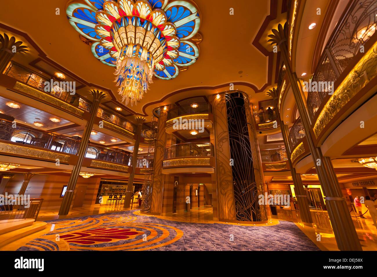 Das Art-deco-Lobby Atrium auf der neuen Disney Dream cruise Schiff ...