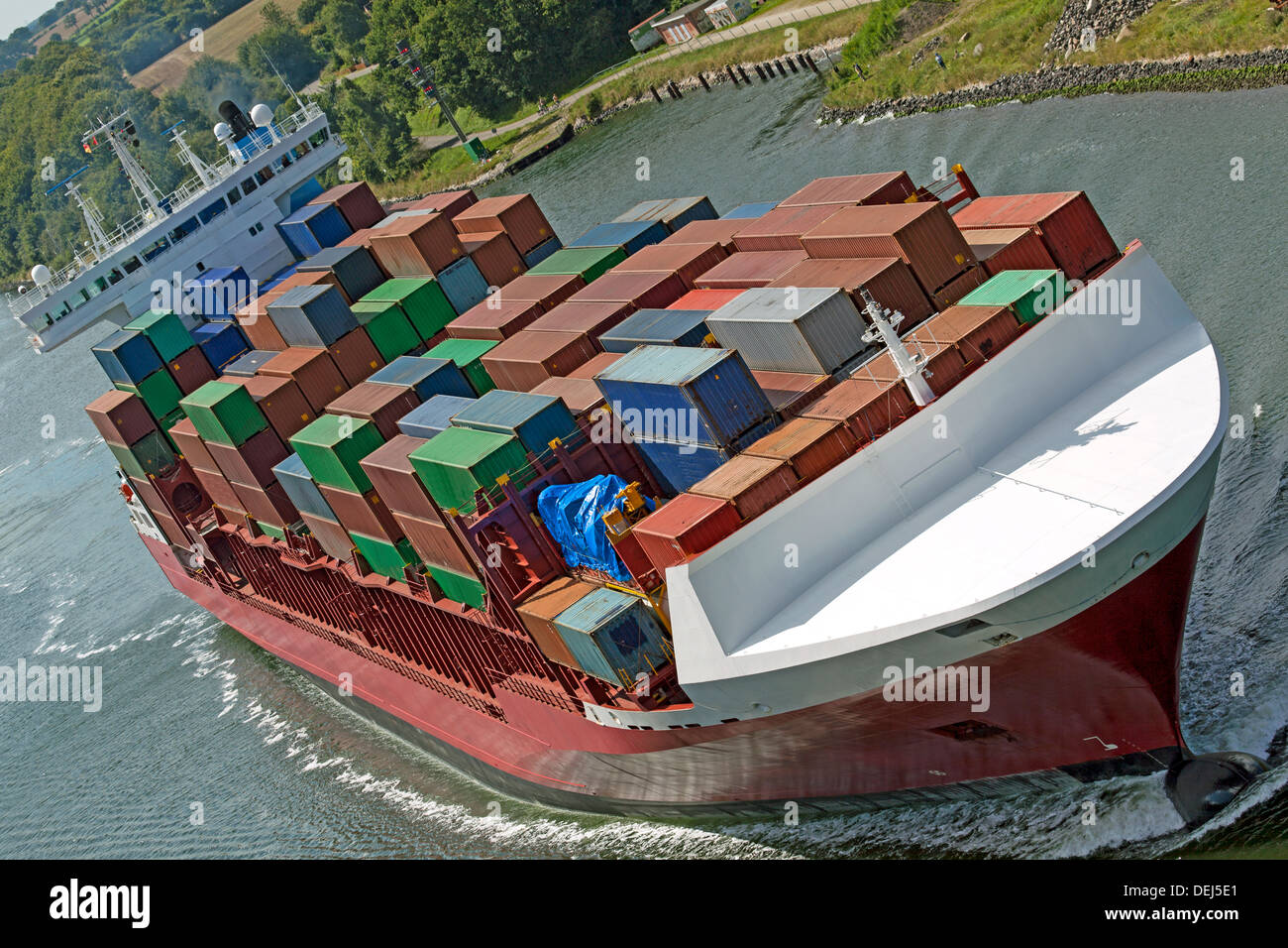 Containerschiff am Nord-Ostsee-Kanal, Deutschland Stockfotografie - Alamy