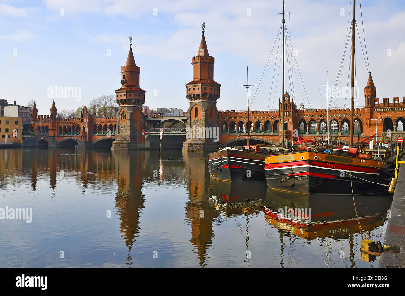 Oberbaumbrücke über die Spree entlang in Berlin, Deutschland ...