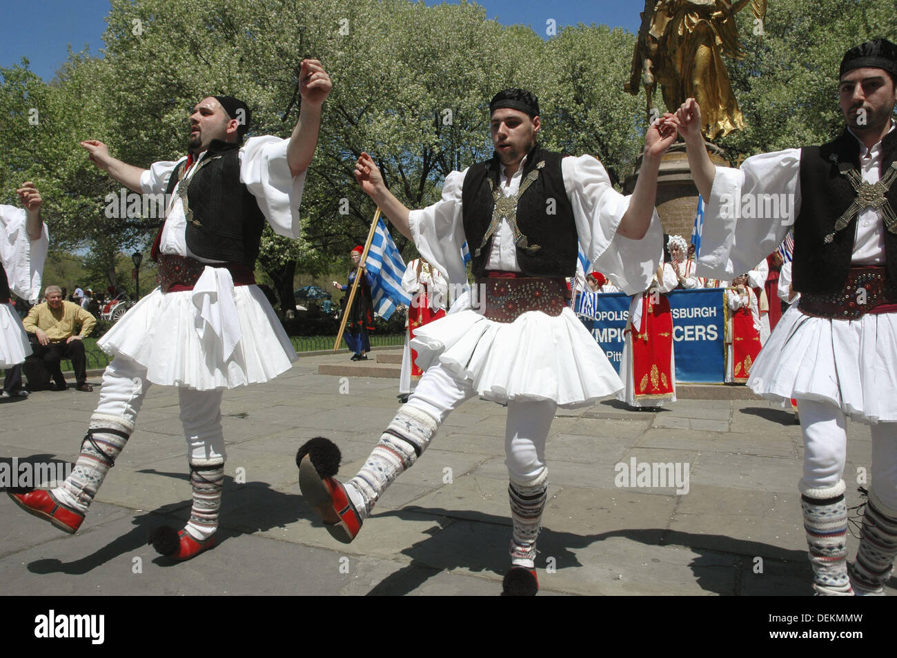 Sirtaki dance -Fotos und -Bildmaterial in hoher Auflösung – Alamy