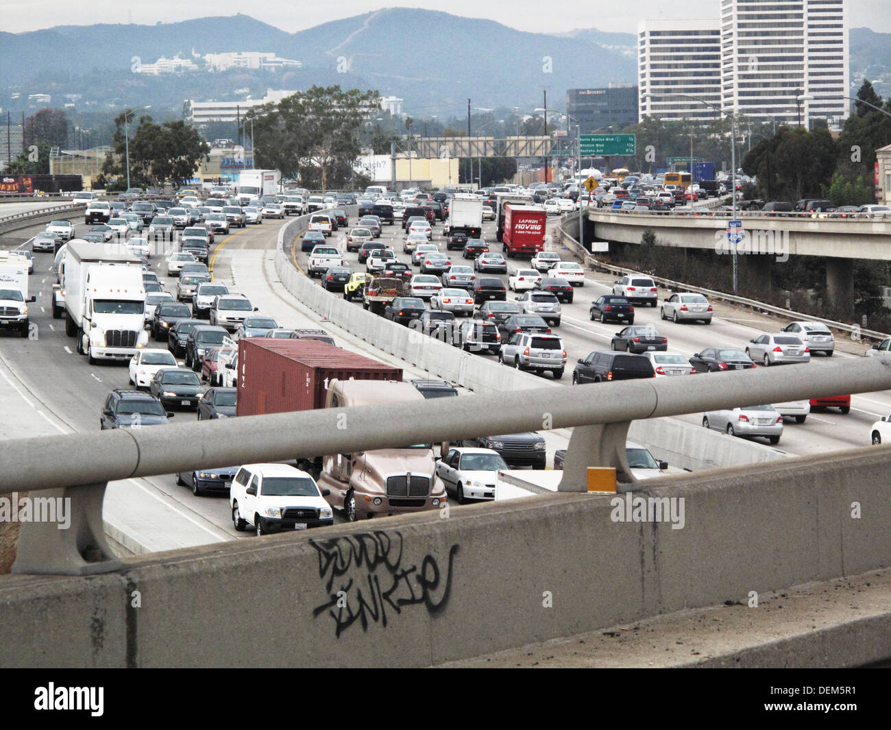Autobahn verkehr außerhalb der straße -Fotos und -Bildmaterial in hoher ...