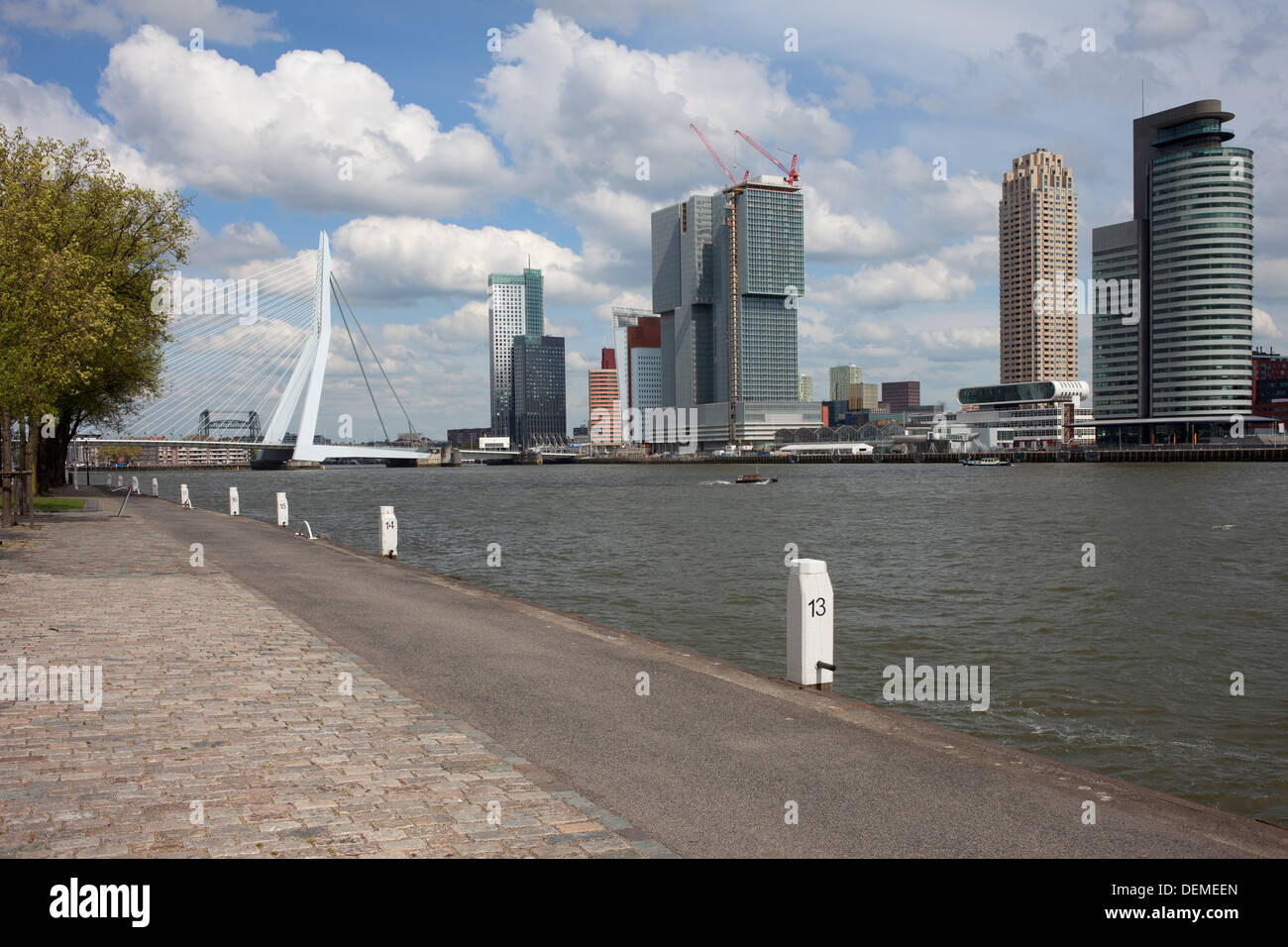 Die Skyline der Stadt Rotterdam, Waterfront auf Nieuwe Maas in den ...