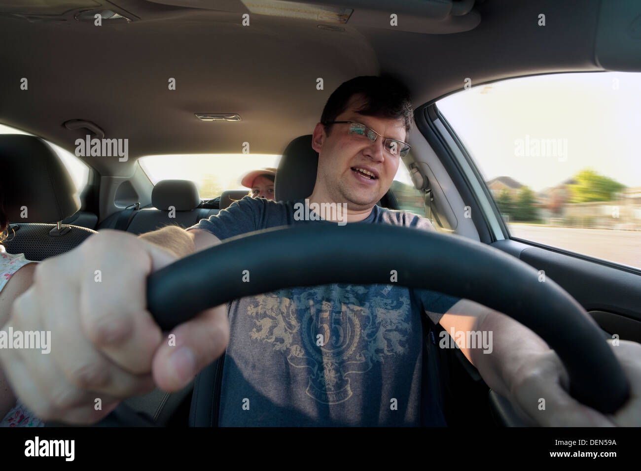 Hinter dem lenkrad -Fotos und -Bildmaterial in hoher Auflösung – Alamy