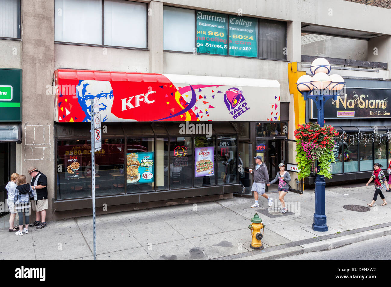 Fast food restaurant kentucky fried chicken -Fotos und -Bildmaterial in ...