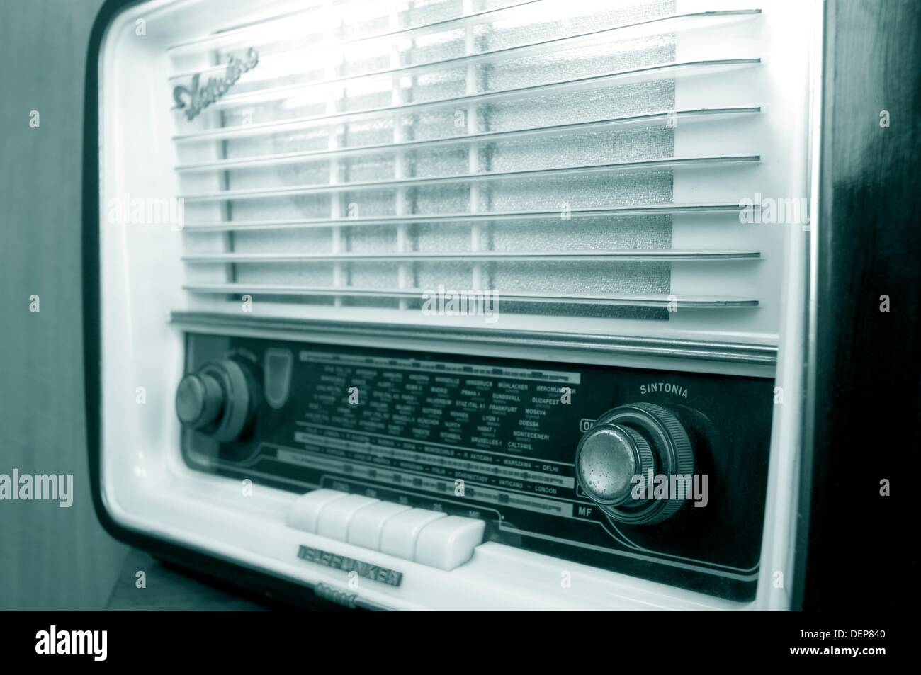 Old vintage radio set -Fotos und -Bildmaterial in hoher Auflösung – Alamy