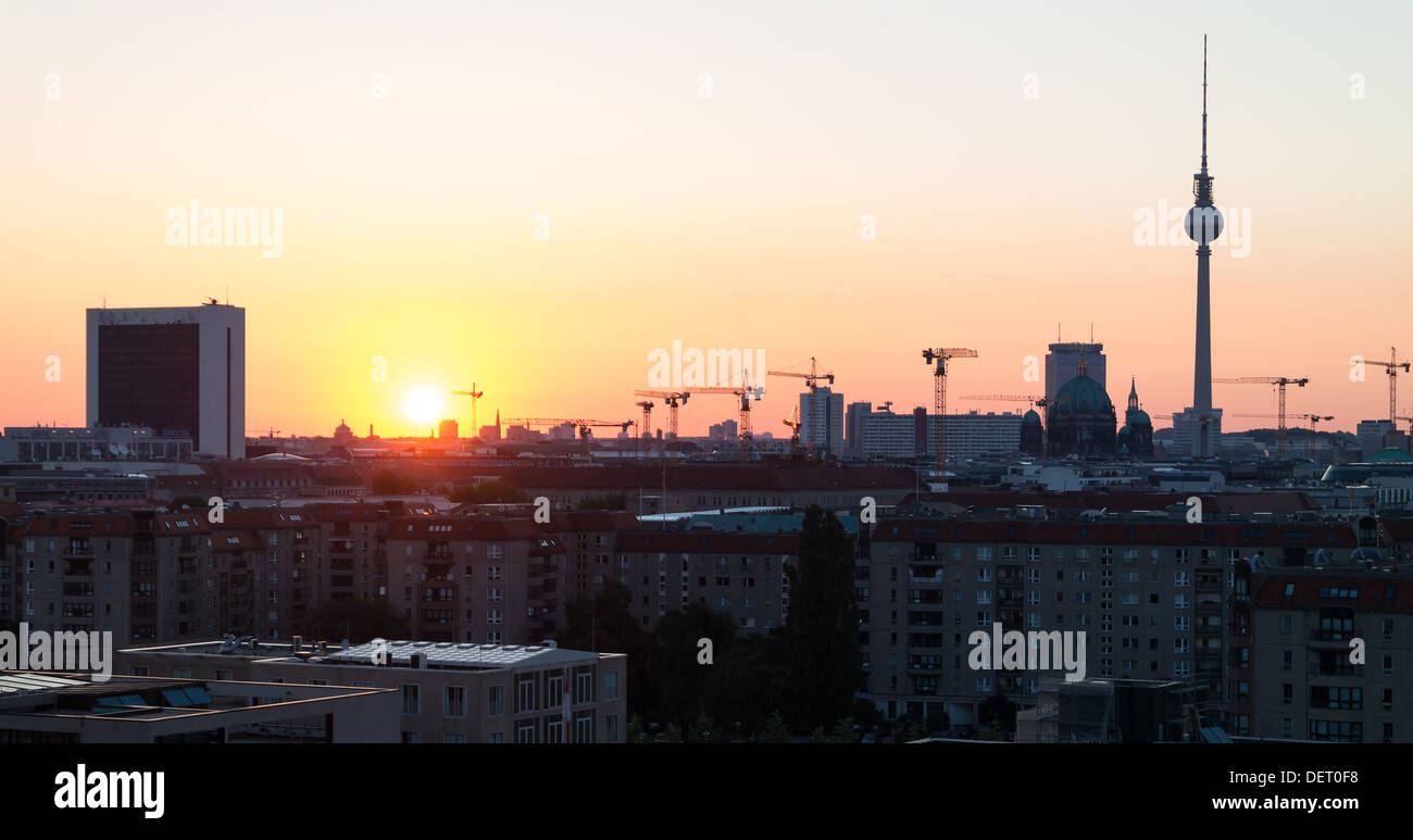 Sonnenaufgang über Berlin. Im Hintergrund das World Trade Center ...