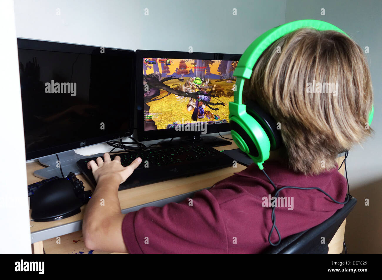 Junge spiele -Fotos und -Bildmaterial in hoher Auflösung – Alamy