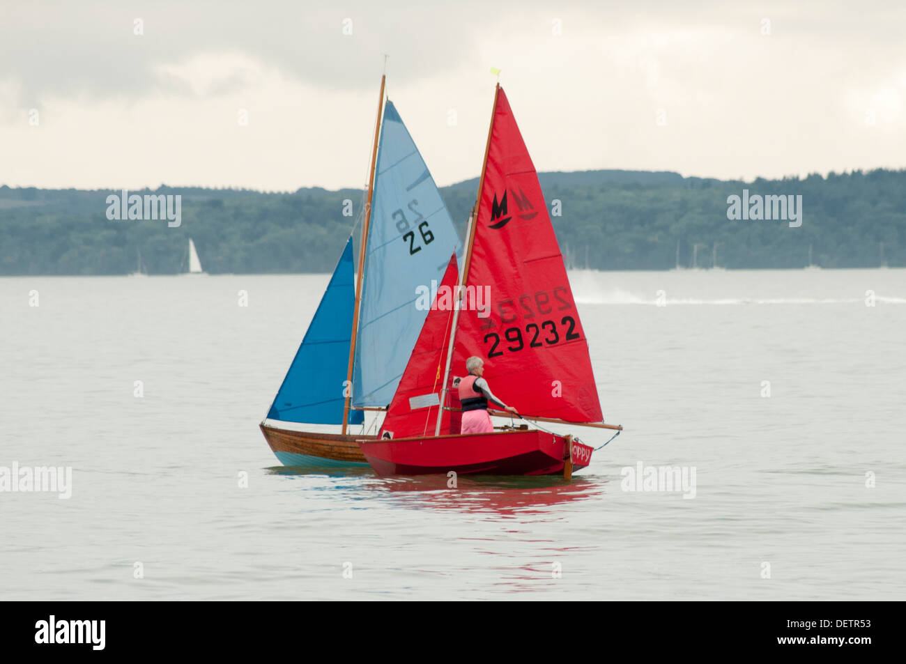 zwei Segel Dingies racing Stockfotografie - Alamy