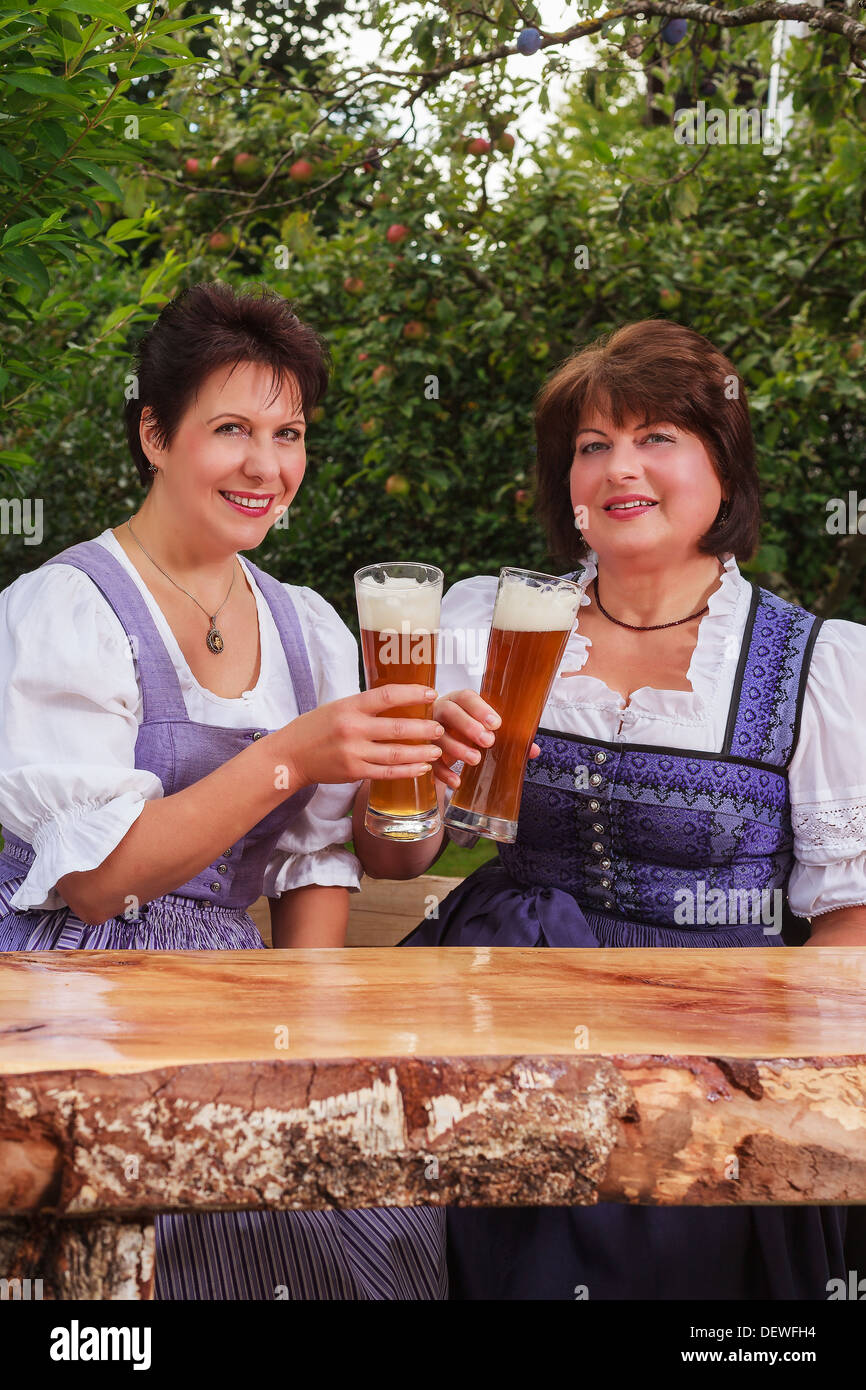 Zwei frauen im dirndl -Fotos und -Bildmaterial in hoher Auflösung – Alamy